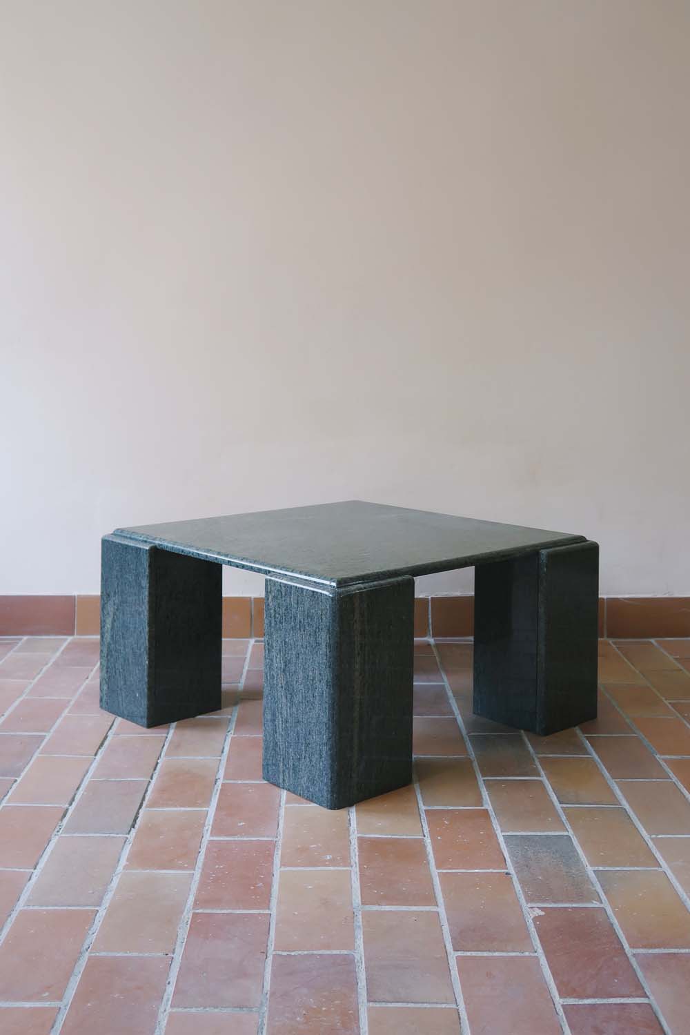 Grande table basse carré en granite – Aux Objets Trouvés