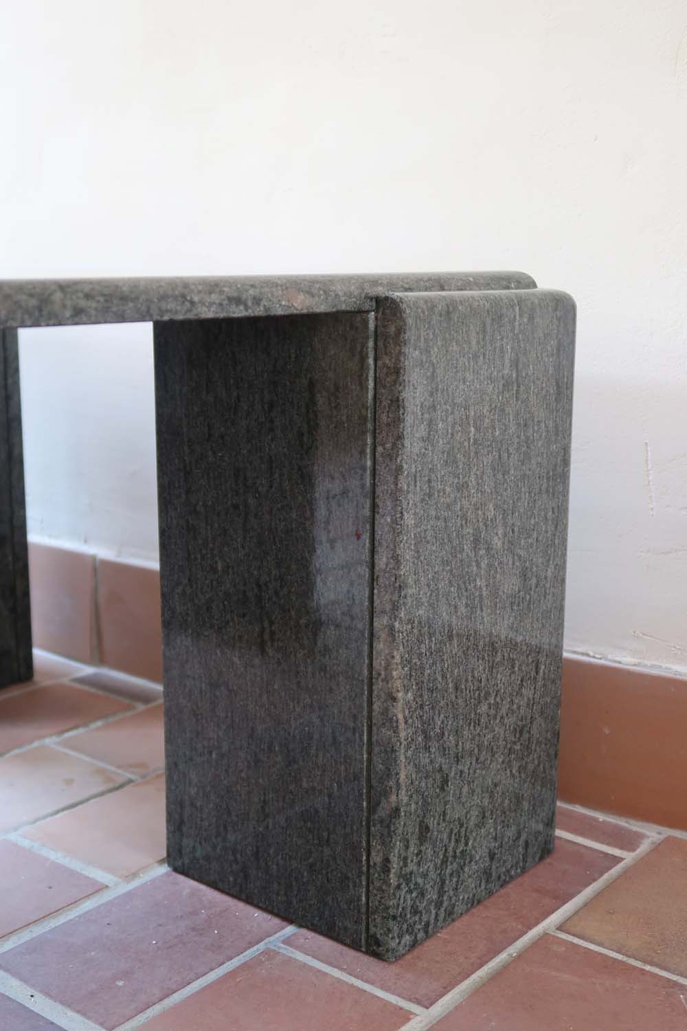 Grande table basse carré en granite – Aux Objets Trouvés